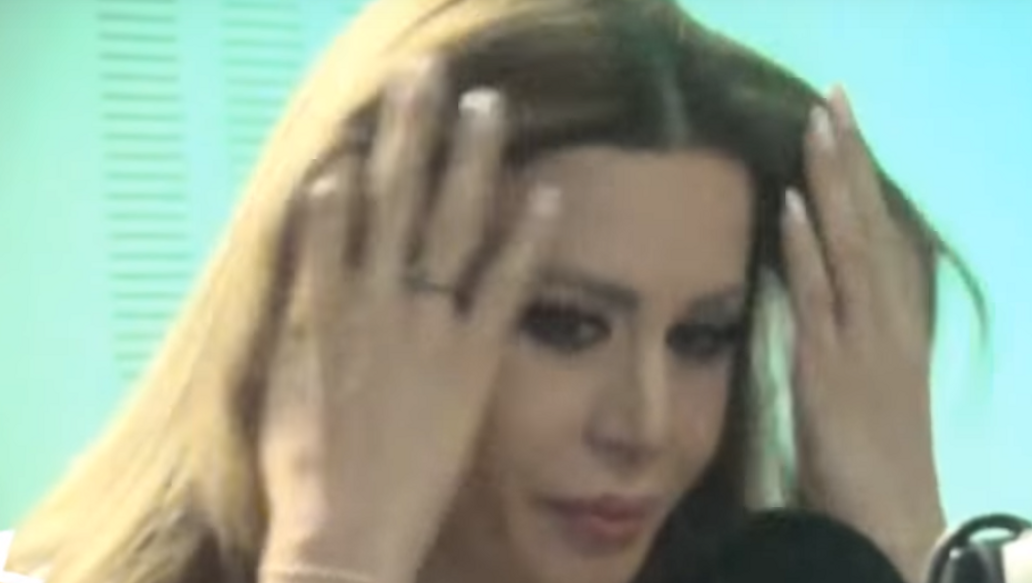 بالفيديو موقف محرج لفنانة لبنانية على الهواء مباشرة 16 10 2017
